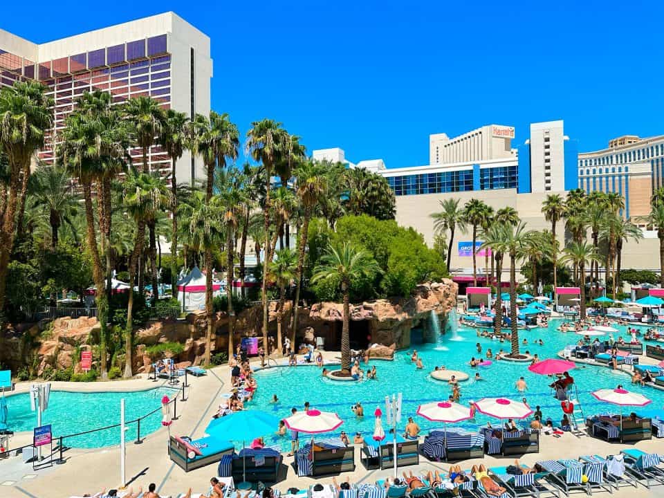 What Is Las Vegas Pool Season? - Vegas Right Now!
